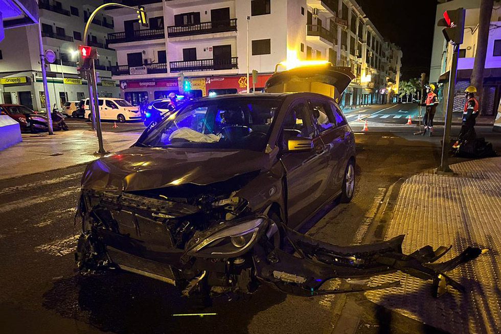 Un coche sufre un aparatoso accidente de madrugada en el centro de Arrecife | Diario de Lanzarote